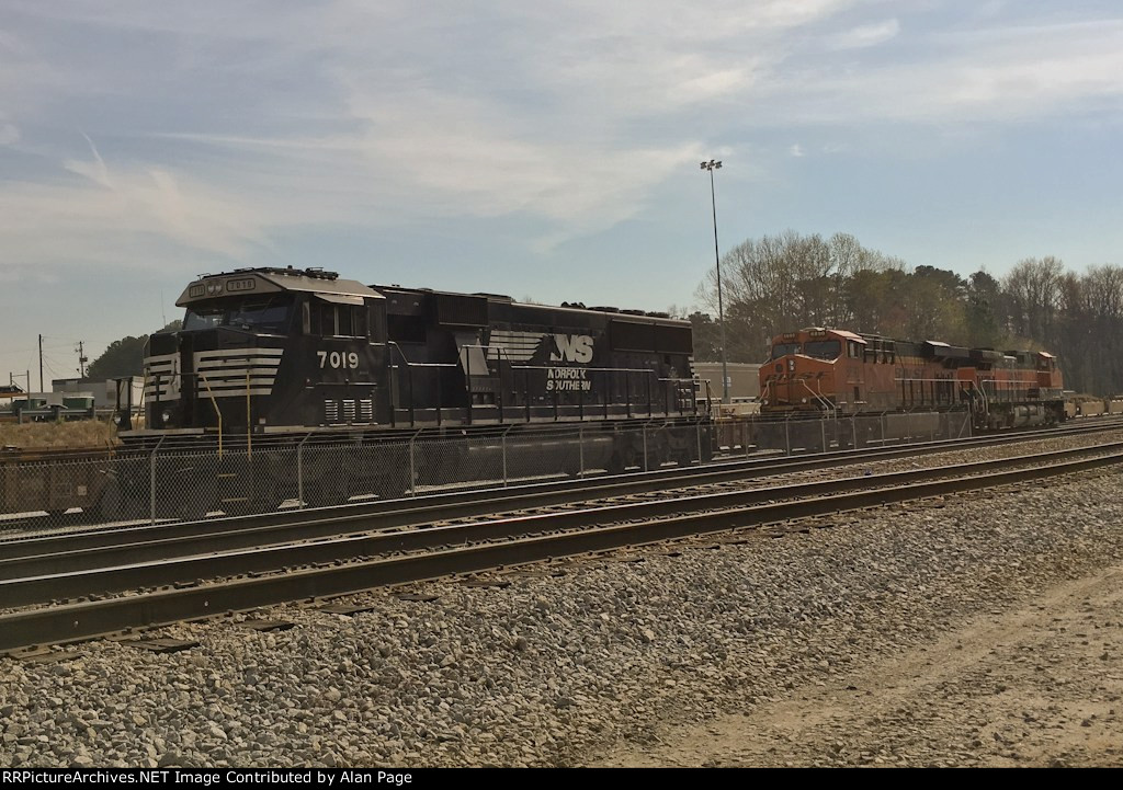 NS 7019 and BNSF 6890